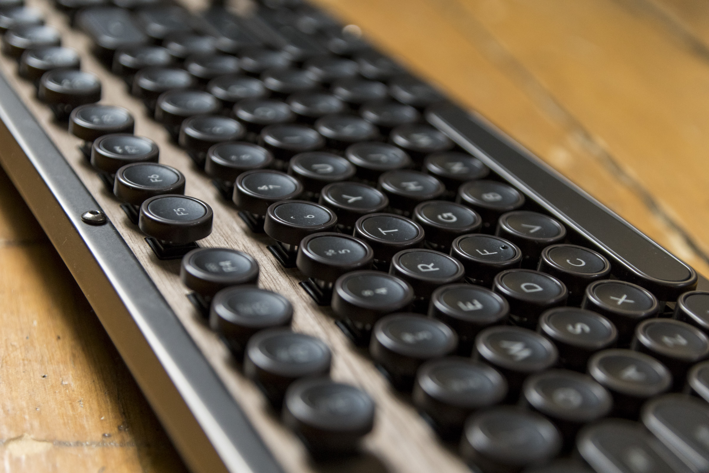 AzioのRetro Classicタイプライターキーボードは贅沢な喜び | TechCrunch Japan Archive