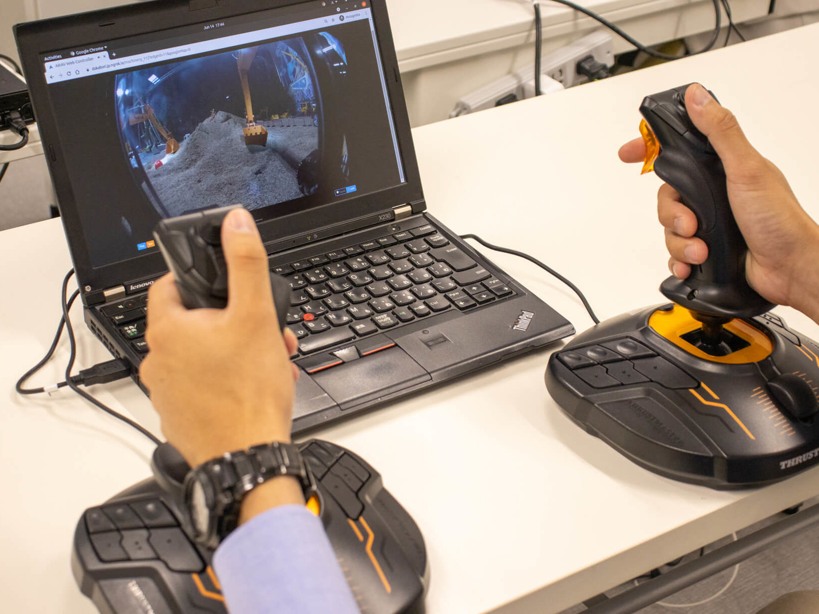 PCやスマホで建機・重機を遠隔操作できる「Model V」を東大発ARAVが提供開始、後付け装着で利用可能 | TechCrunch Japan Archive