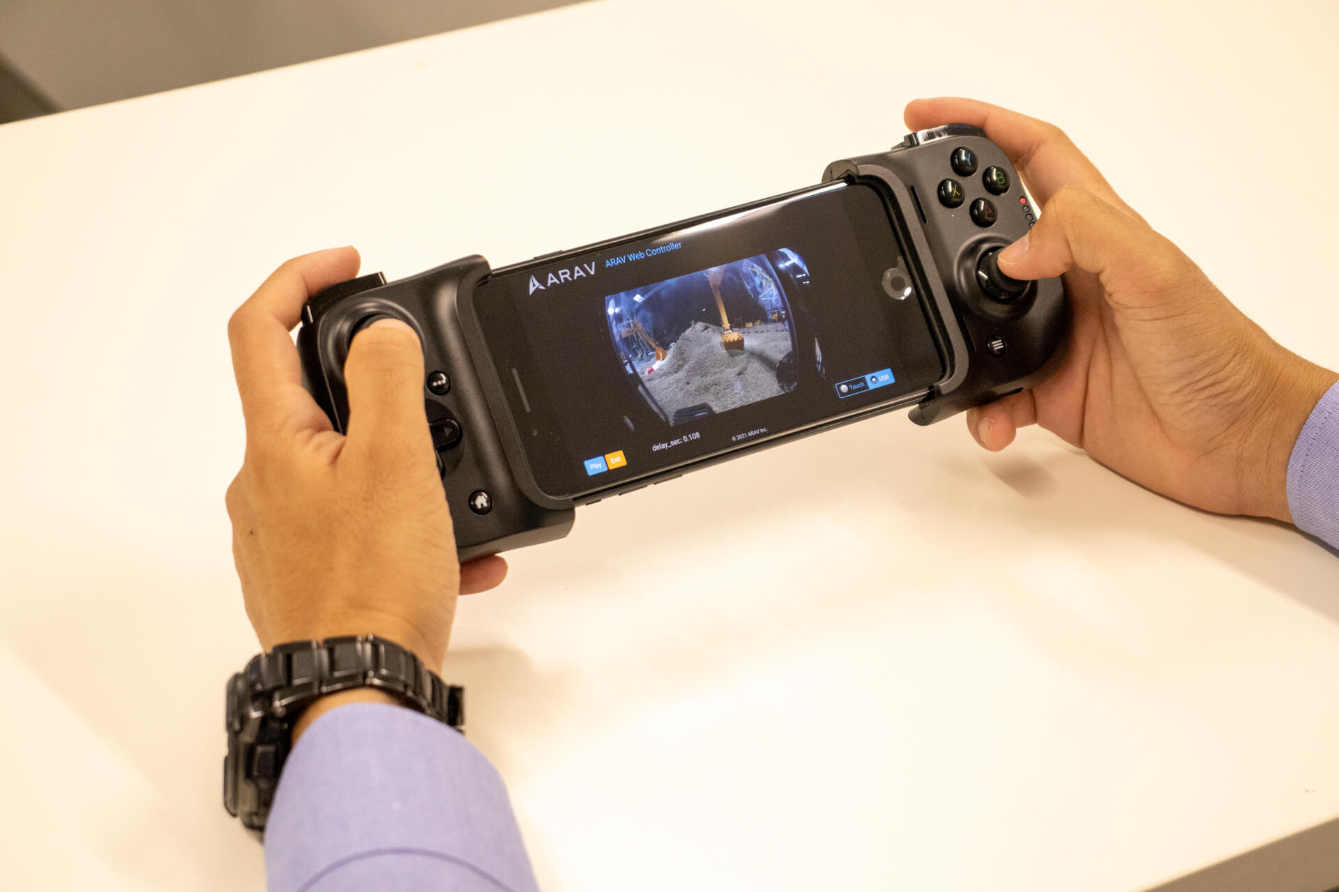 PCやスマホで建機・重機を遠隔操作できる「Model V」を東大発ARAVが提供開始、後付け装着で利用可能 | TechCrunch Japan Archive