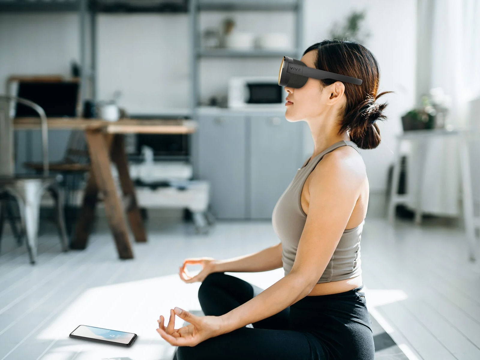 HTCが重さ189gのVRヘッドセット「VIVE Flow」発表、エンタメ視聴とウェルネスに特化 | TechCrunch Japan Archive